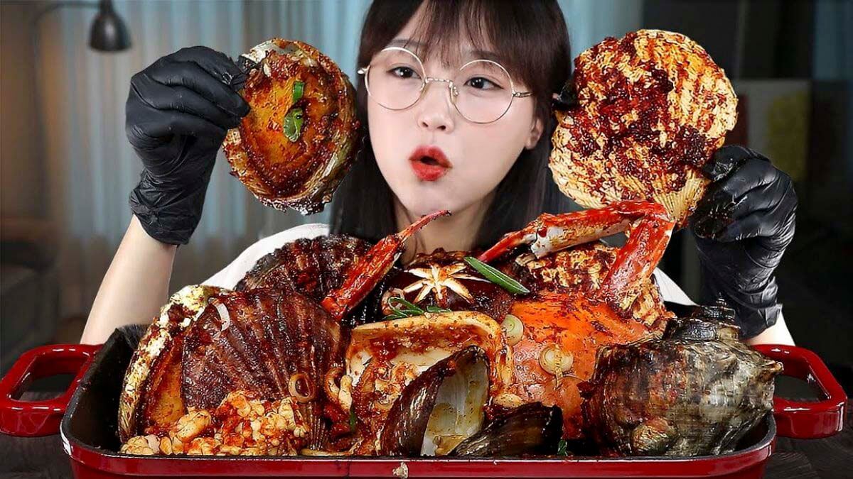 Mukbang nghĩa là gì? Tại sao nhiều người thích xem Mukbang?
